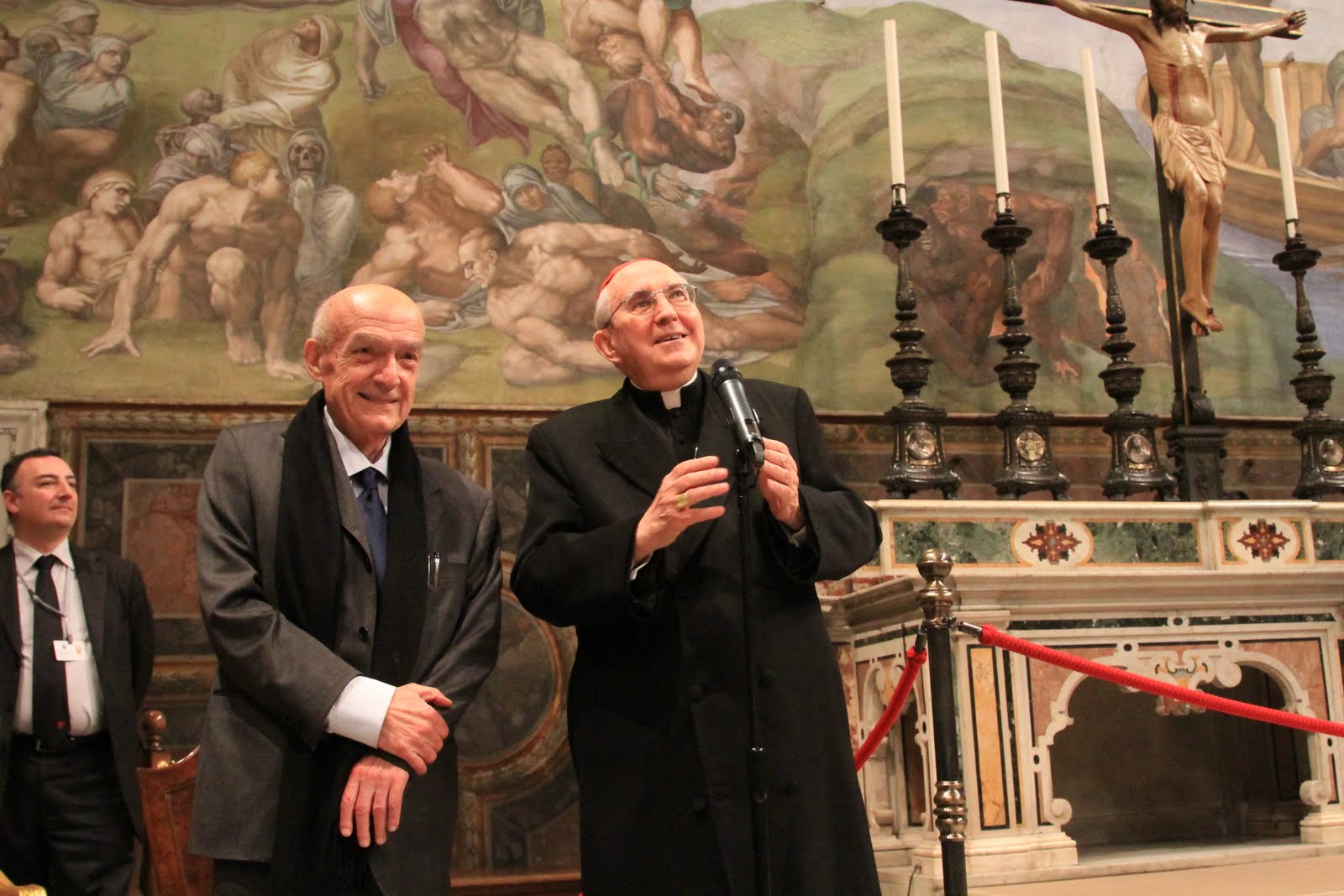Il prof. Antonio Paolucci e il card Vallini nella cappella Sistina ...
